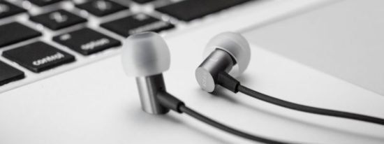6 Different Headphone Types - The Pros And Cons Of Each - Upbeat Geek