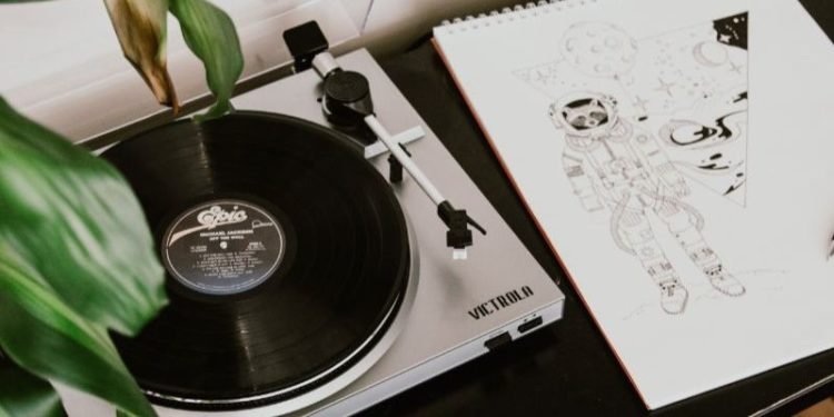 Automatic vs Manual Record Players - What’s The Difference? - Upbeat Geek