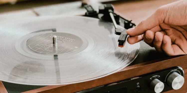 How To Use A Record Player: Step By Step Guide - Upbeat Geek
