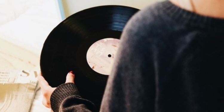 How To Use A Record Player: Step By Step Guide - Upbeat Geek