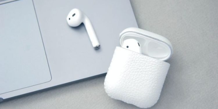 Pros And Cons Of Wireless Earbuds - Upbeat Geek